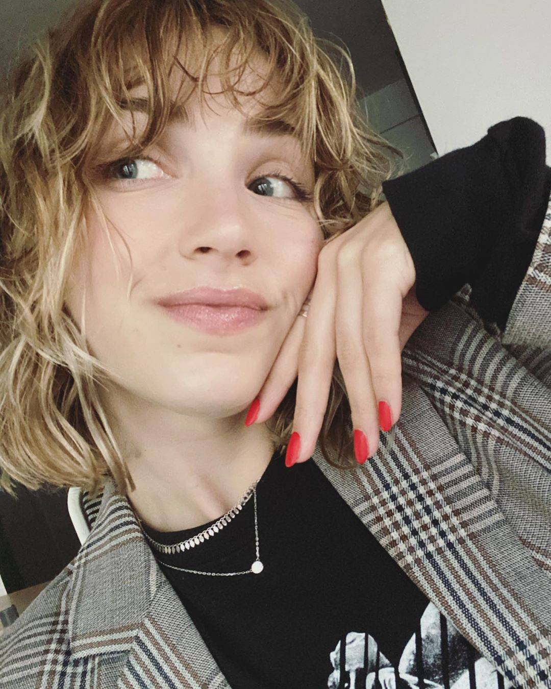 Showing her nails | Scrolller