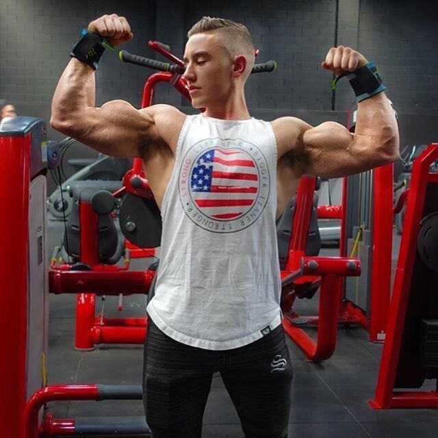 Showing off his biceps in the gym | Scrolller