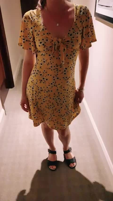 Showing off in her hotel hallway | Scrolller