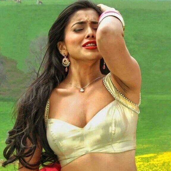 Shriya Saran Dark Armpit Folds | Scrolller