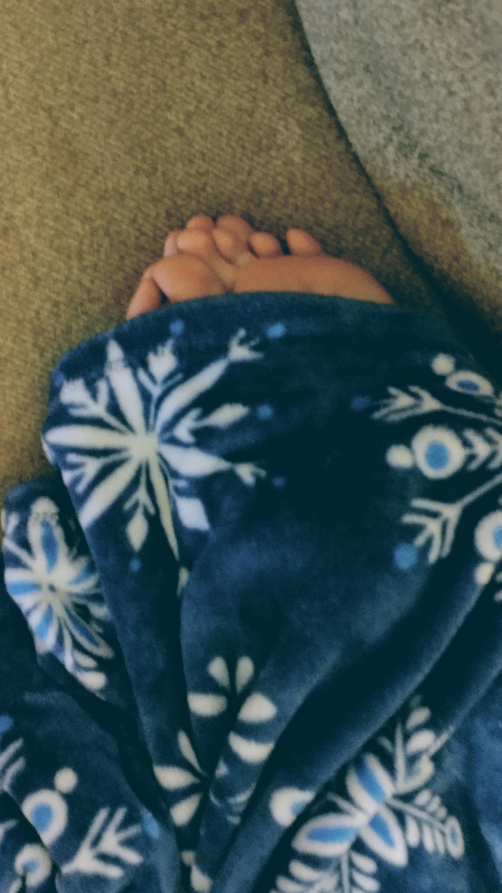 Shy toes | Scrolller