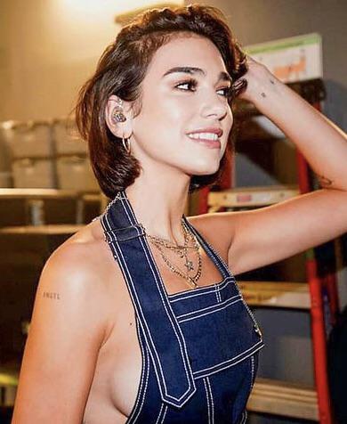 Side boob | Scrolller