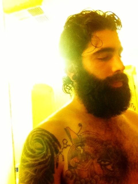 Side boob, meet side beard. | Scrolller