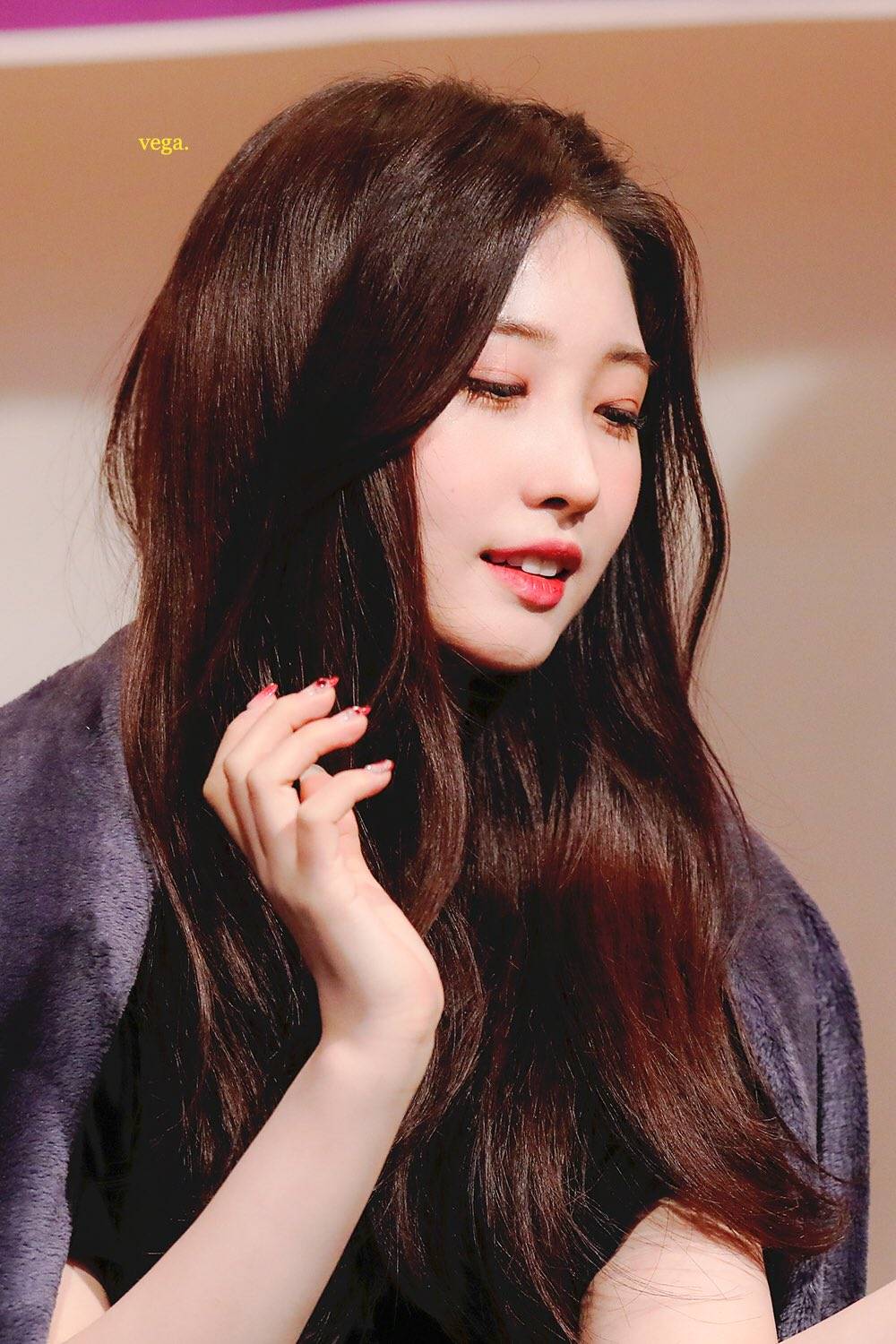 Sihyeon and the Slow Motion Blink | Scrolller