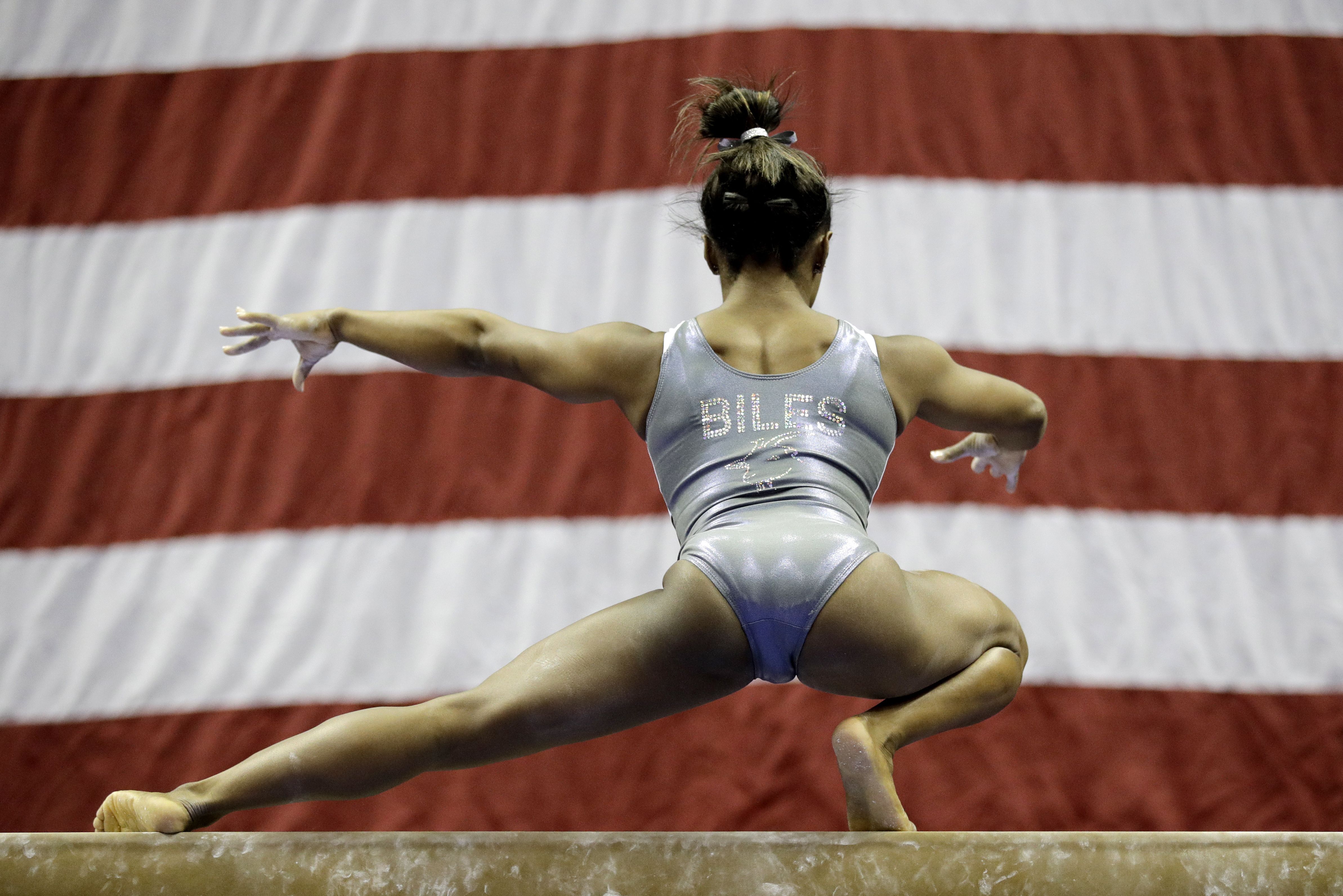 Simone Biles on the balance beam | Scrolller