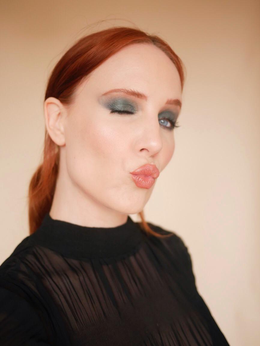 Simone Simons is so damn pretty... | Scrolller