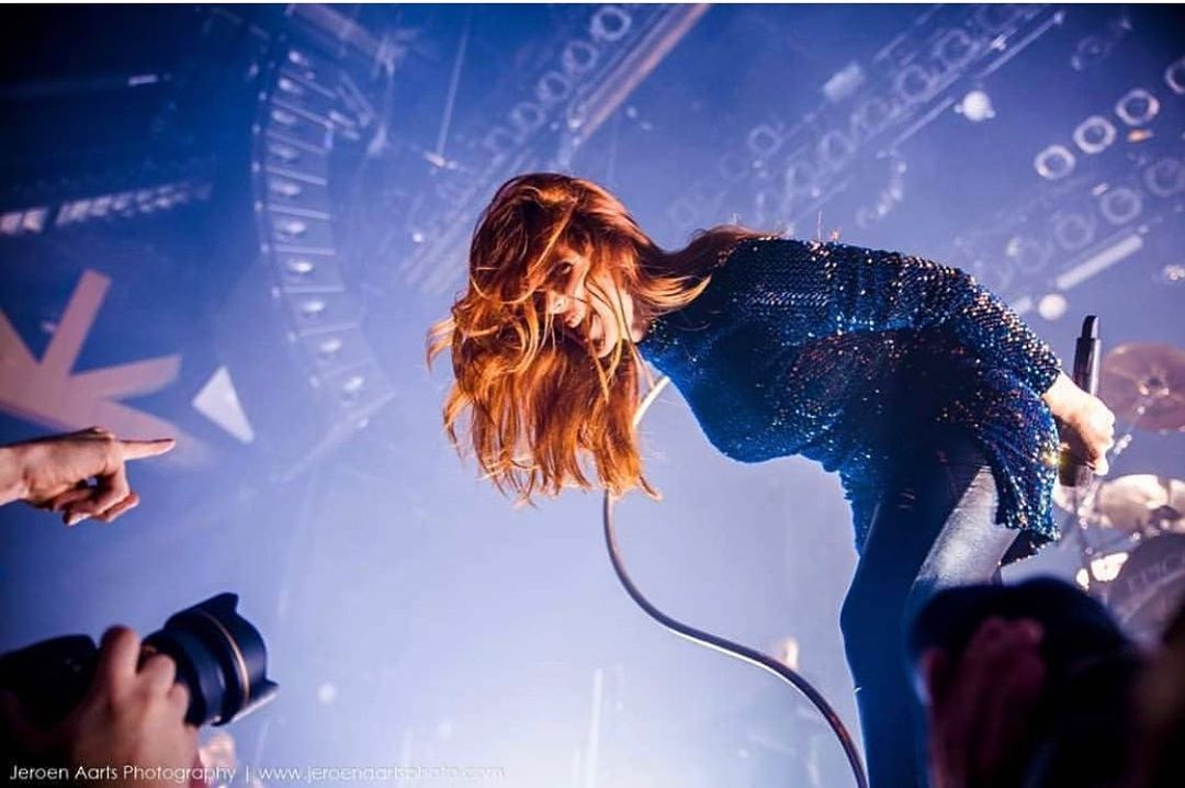 Simone Simons looks so damn good bent over... | Scrolller