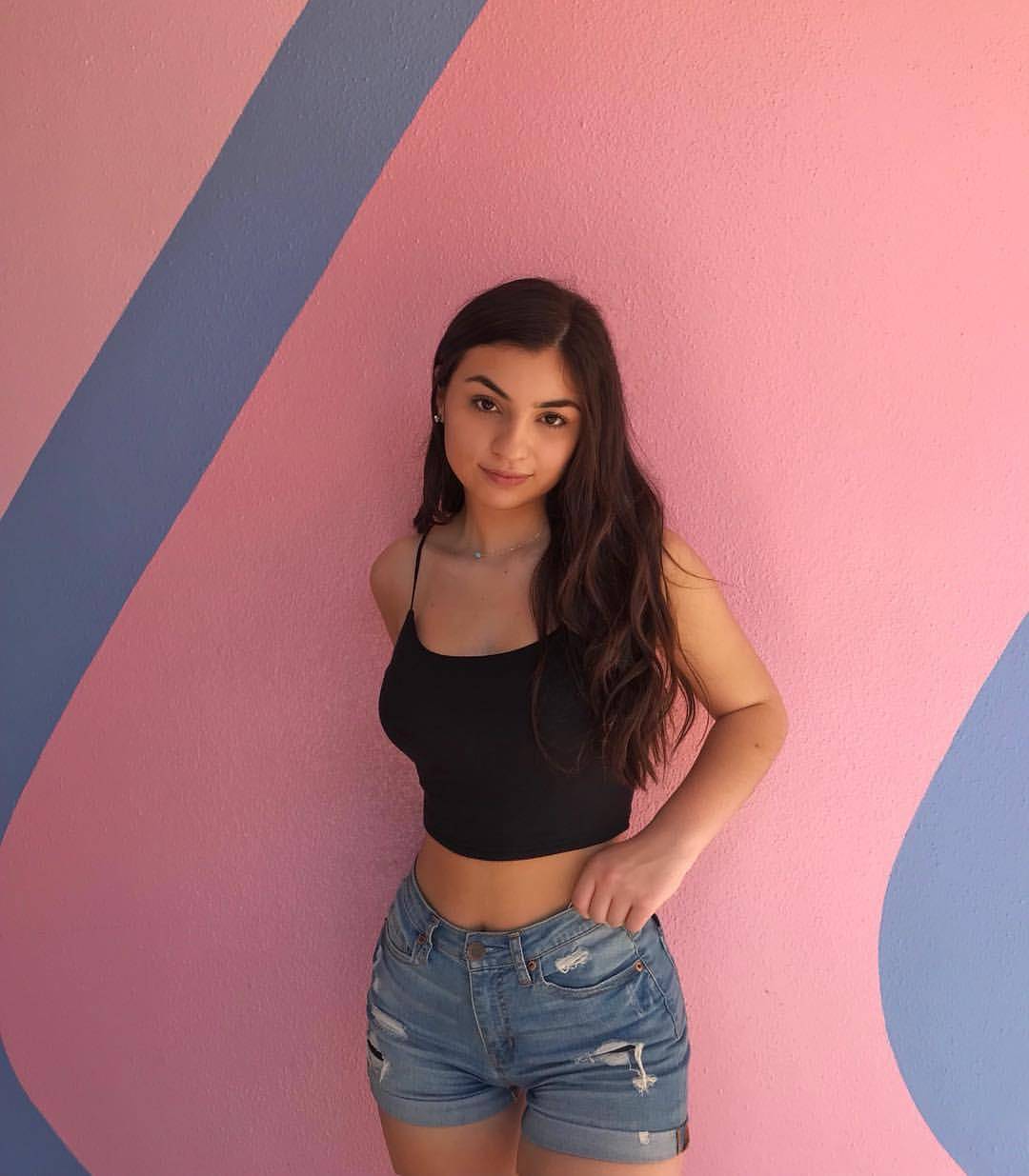 Simple outfits are often the best | Scrolller