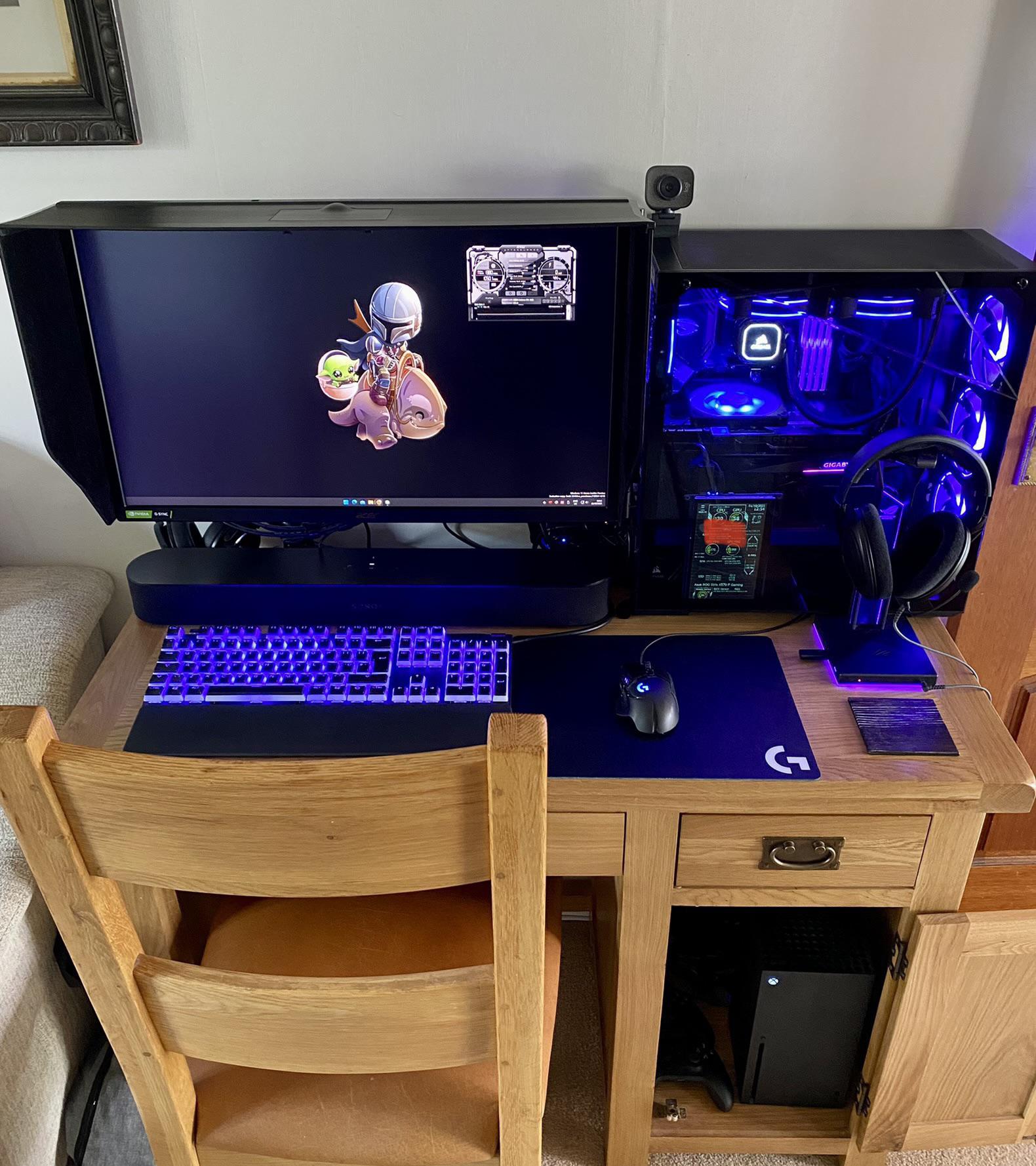 Simple rustic oak workstation | Scrolller