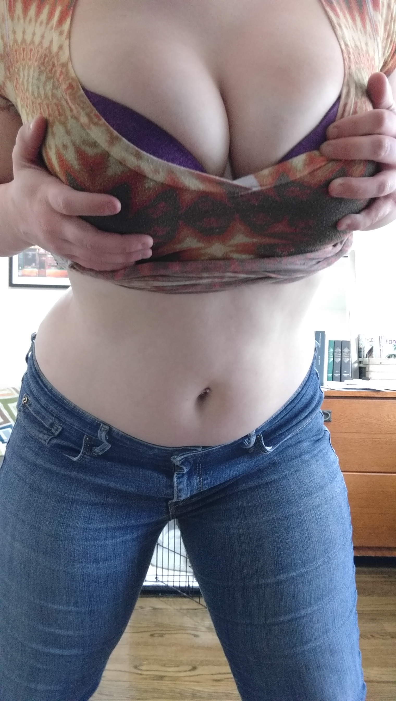 Jeans And Cleavage Scrolller