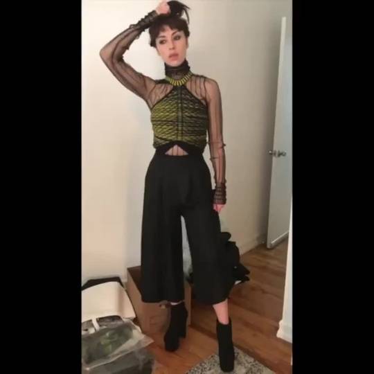 Singer Kimbra reveals more than expected in changing room | Scrolller