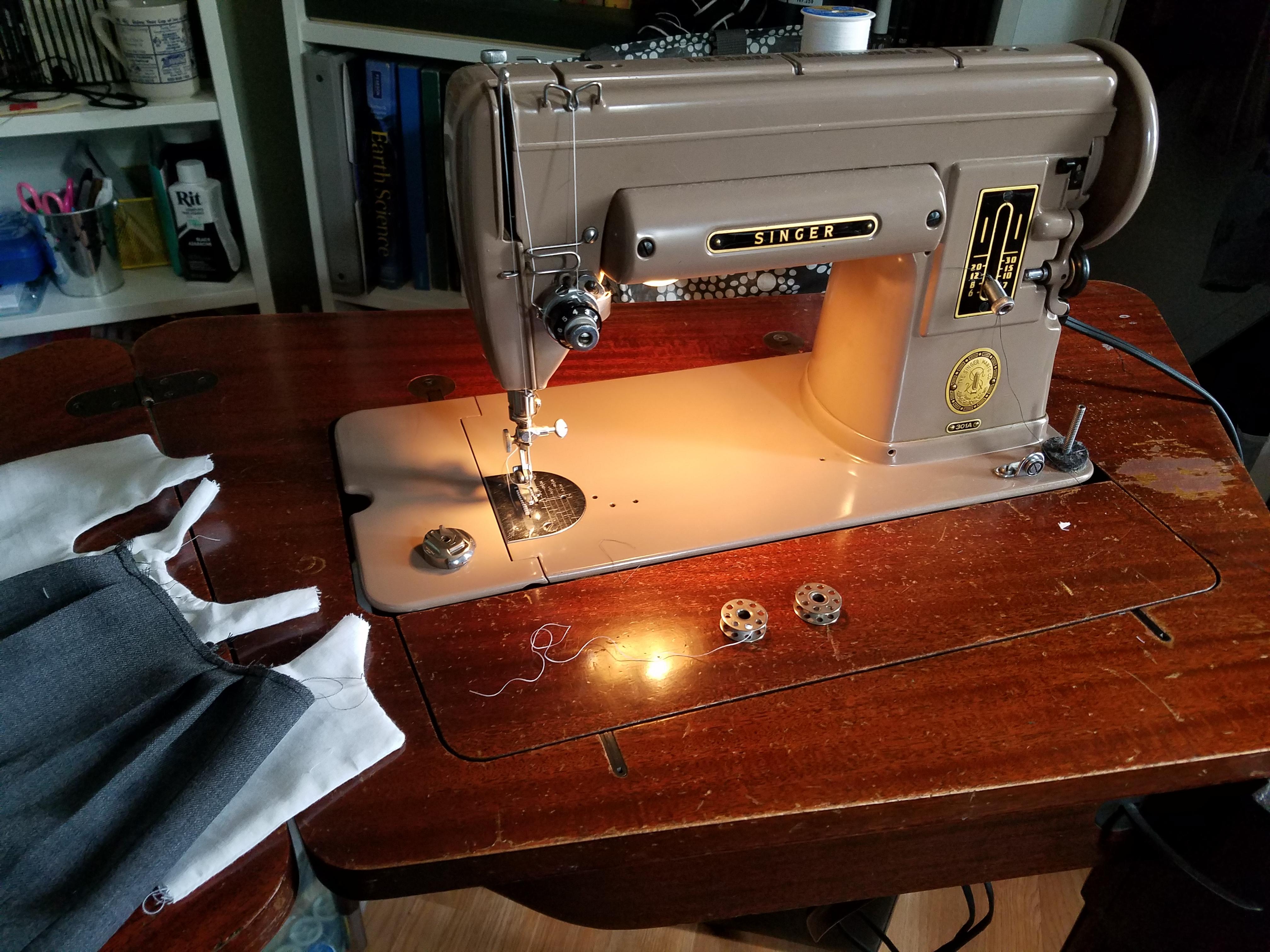 Singer sewing machine from the 1950s. Works better than any new machine I've ever used. | Scrolller
