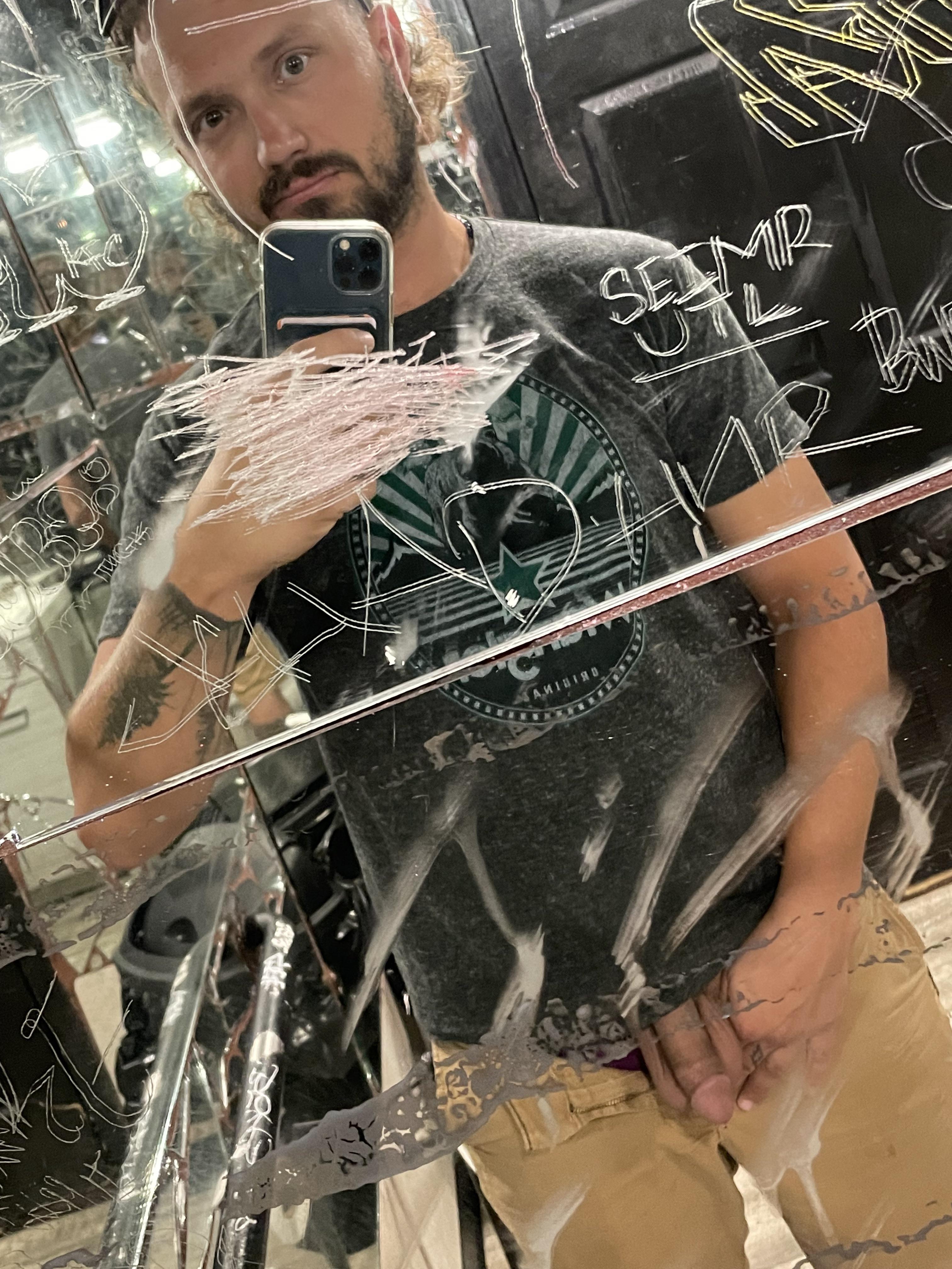 Sketchy bathroom selfie | Scrolller