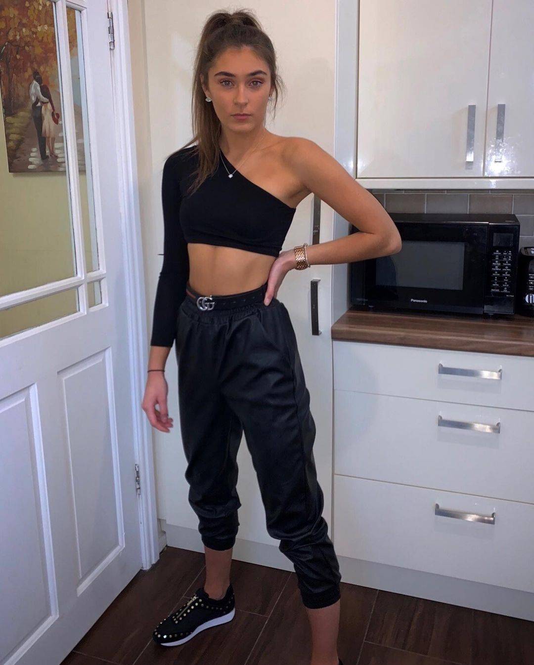 Skinny kitchen cutie | Scrolller