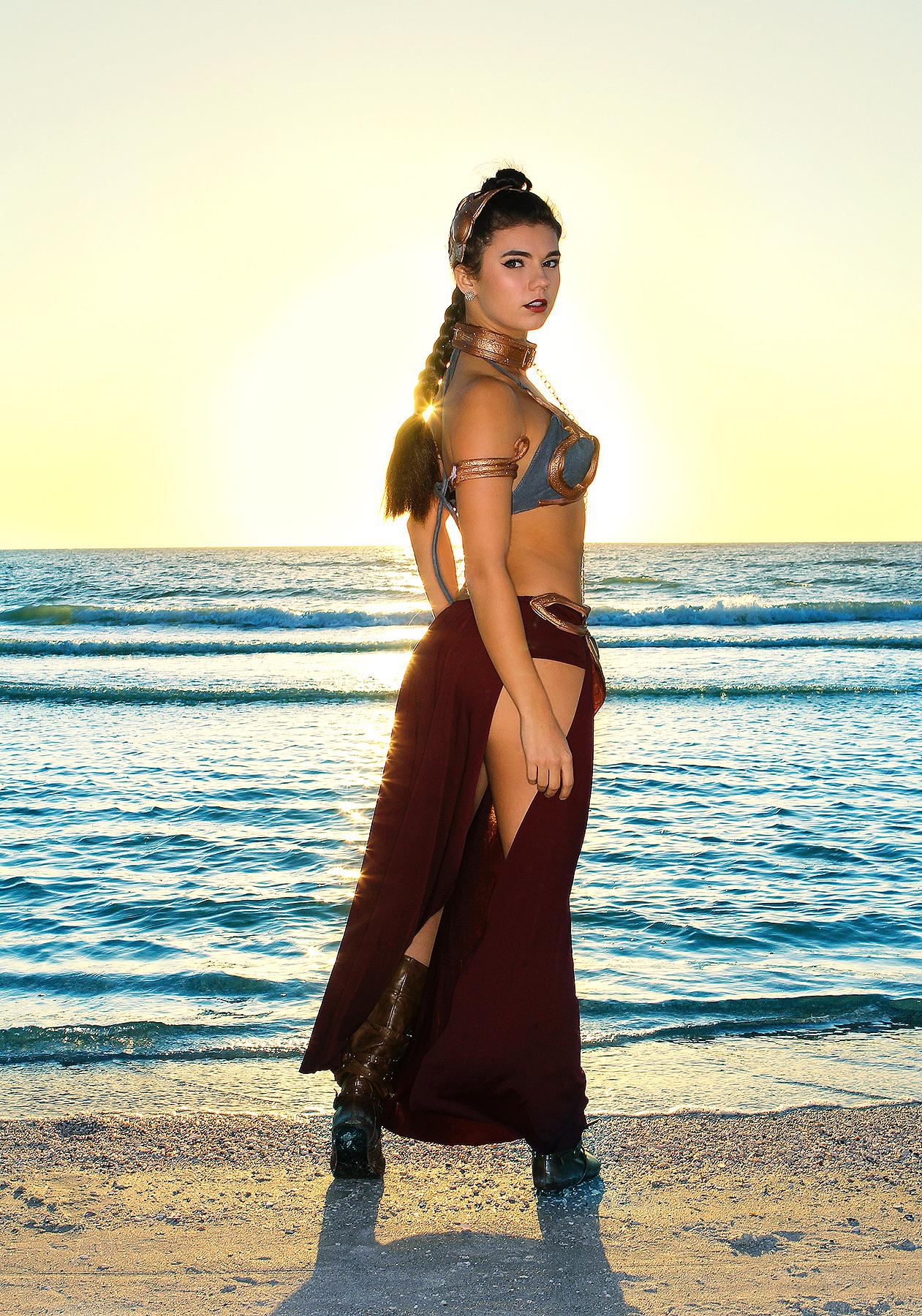 Slave Leia, Taylor | Scrolller