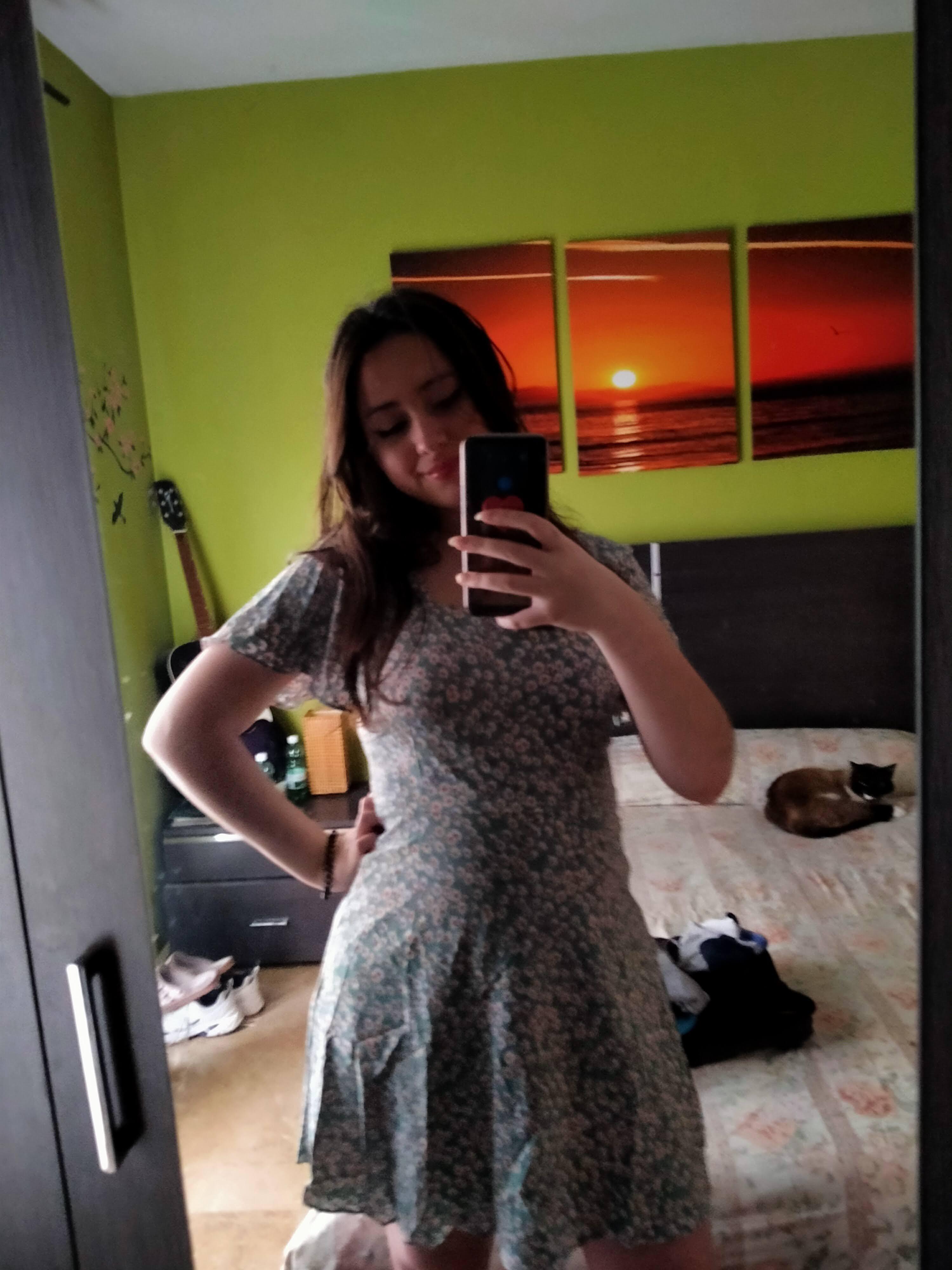 Sleepy cat in the back. 💤 | Scrolller