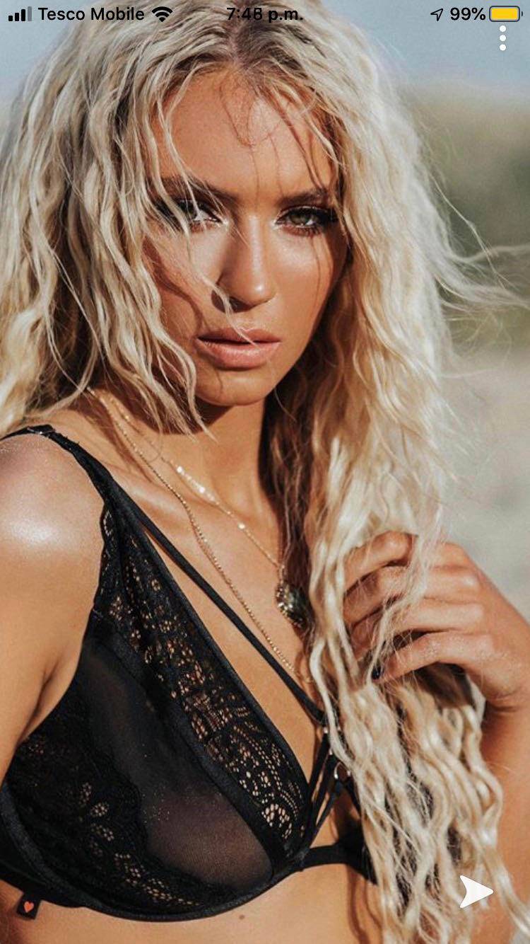 Slight nip slip 🔥💦 | Scrolller