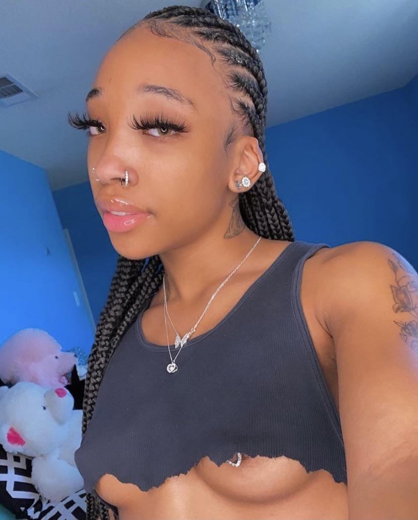 slight nip slip 🔥🔥 | Scrolller