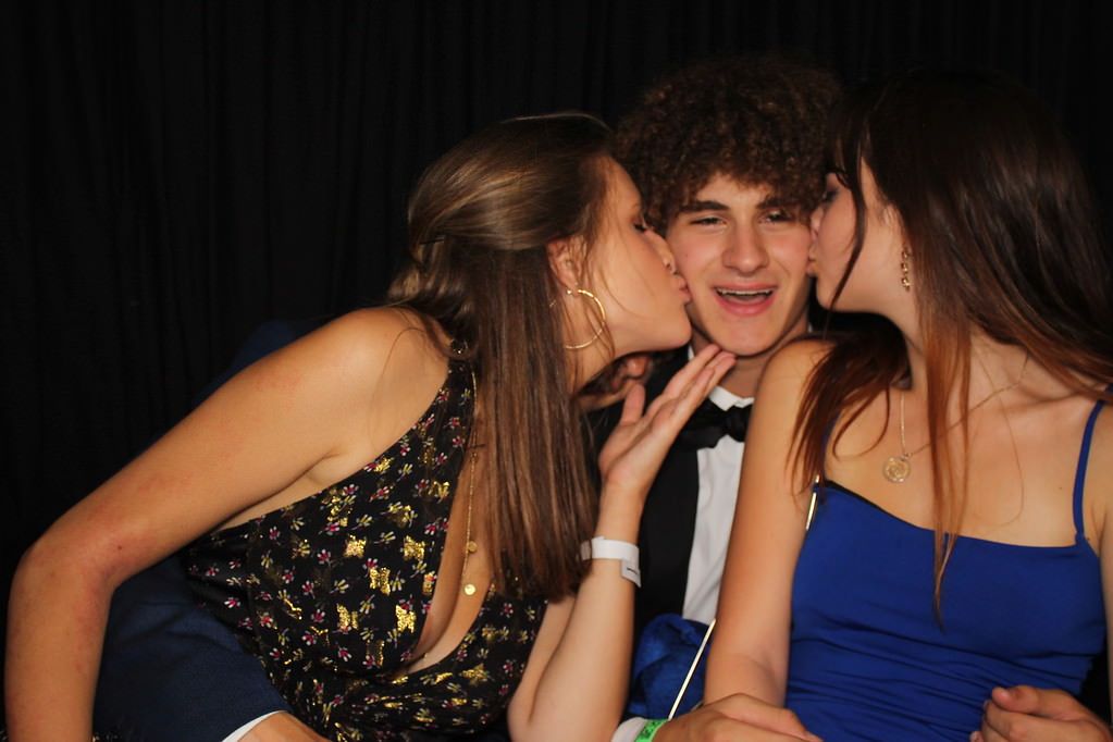 Slip in the kissing booth | Scrolller