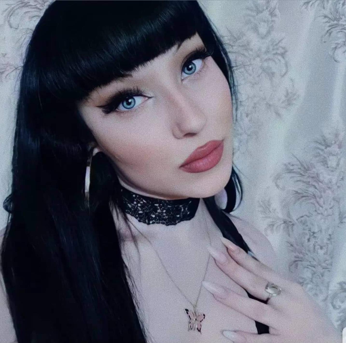 Slutty bitch | Scrolller