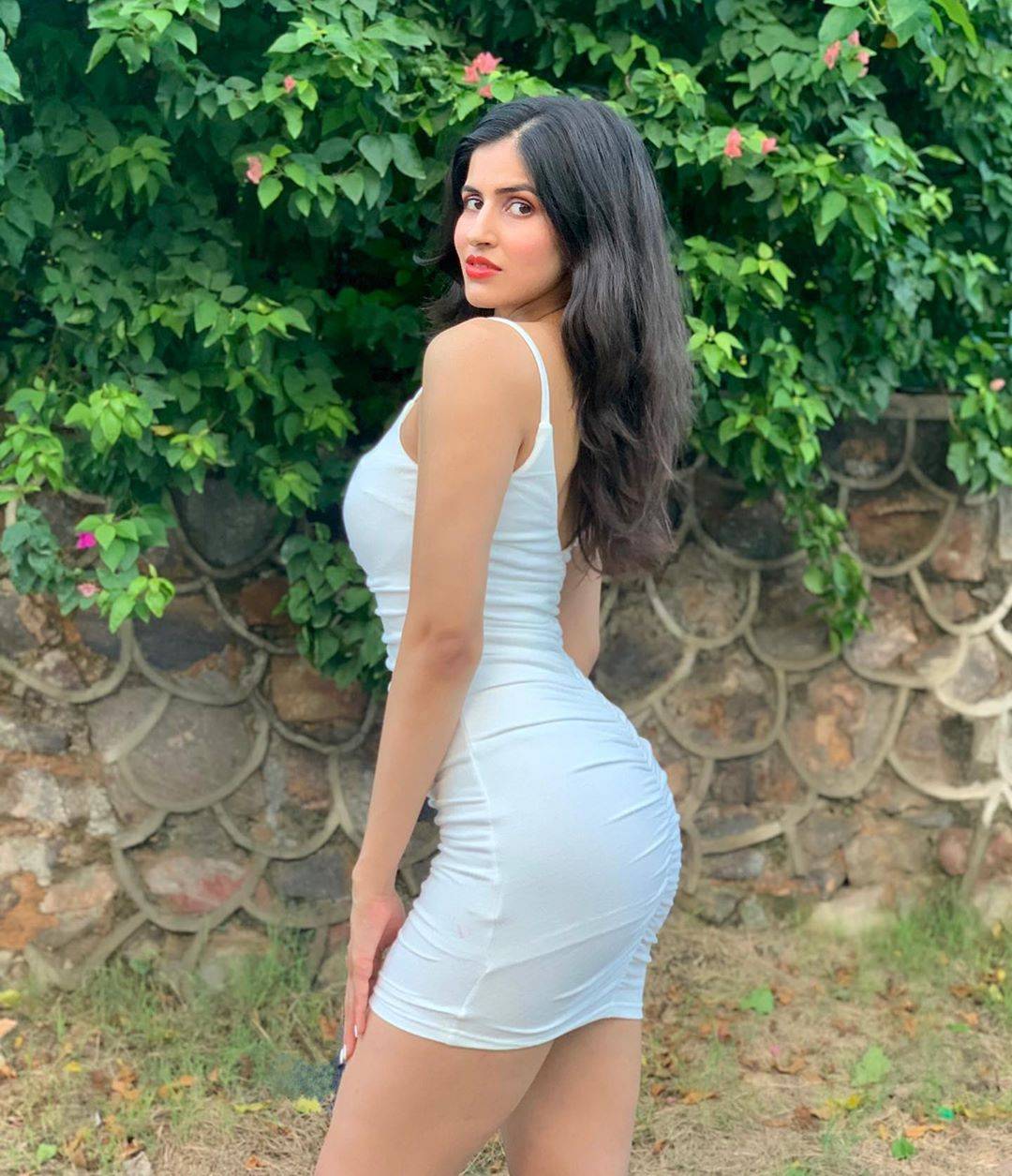 Slutty Sakshi Malik Displaying Her Tight Ass Scrolller