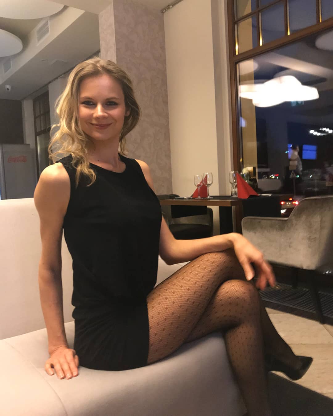 Smiling blonde | Scrolller