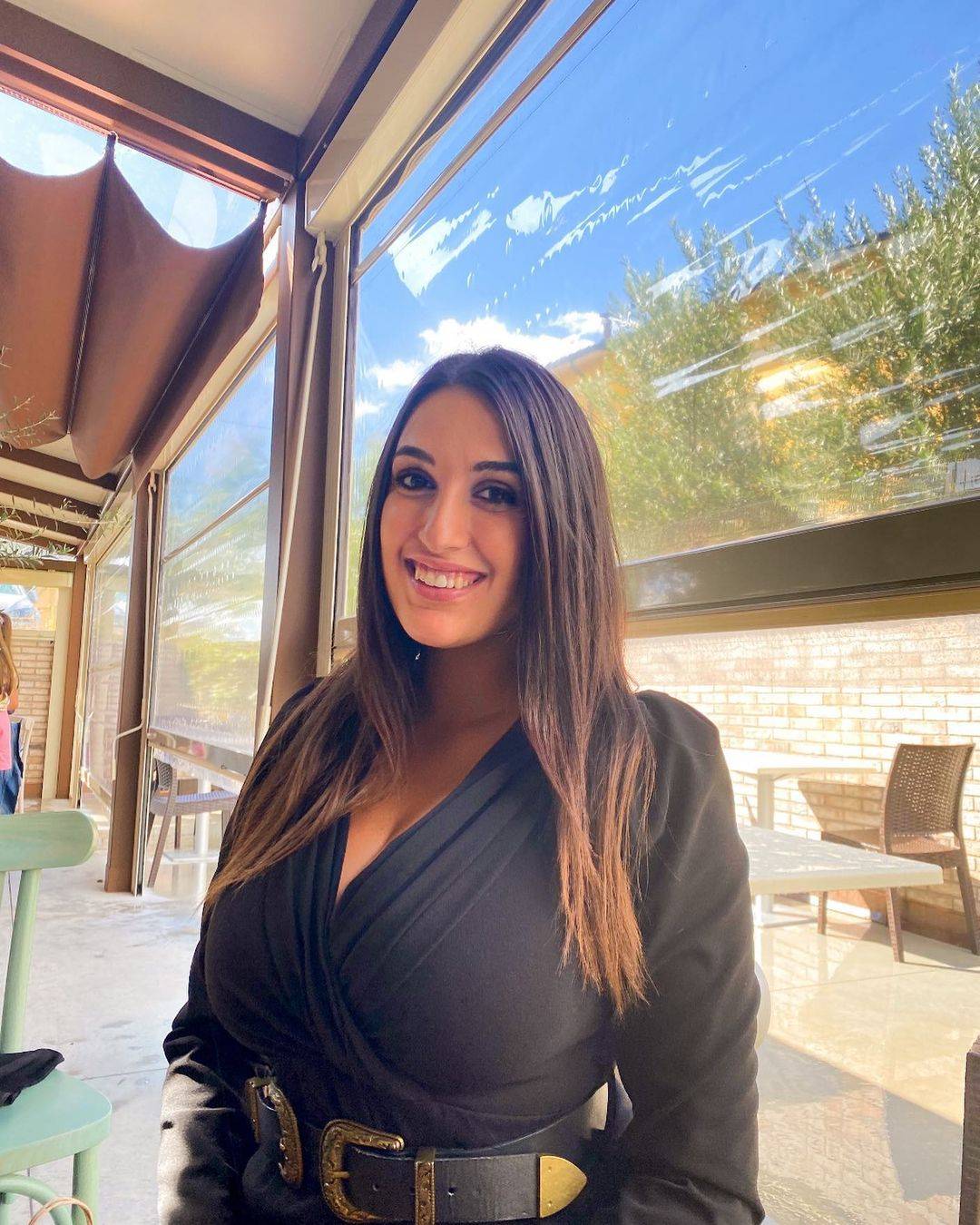 Smiling Busty 😍 | Scrolller