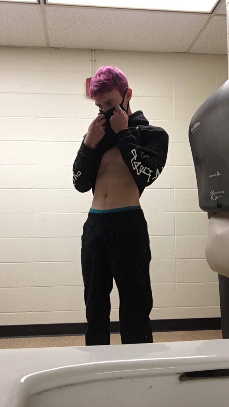 Smol goth boi | Scrolller