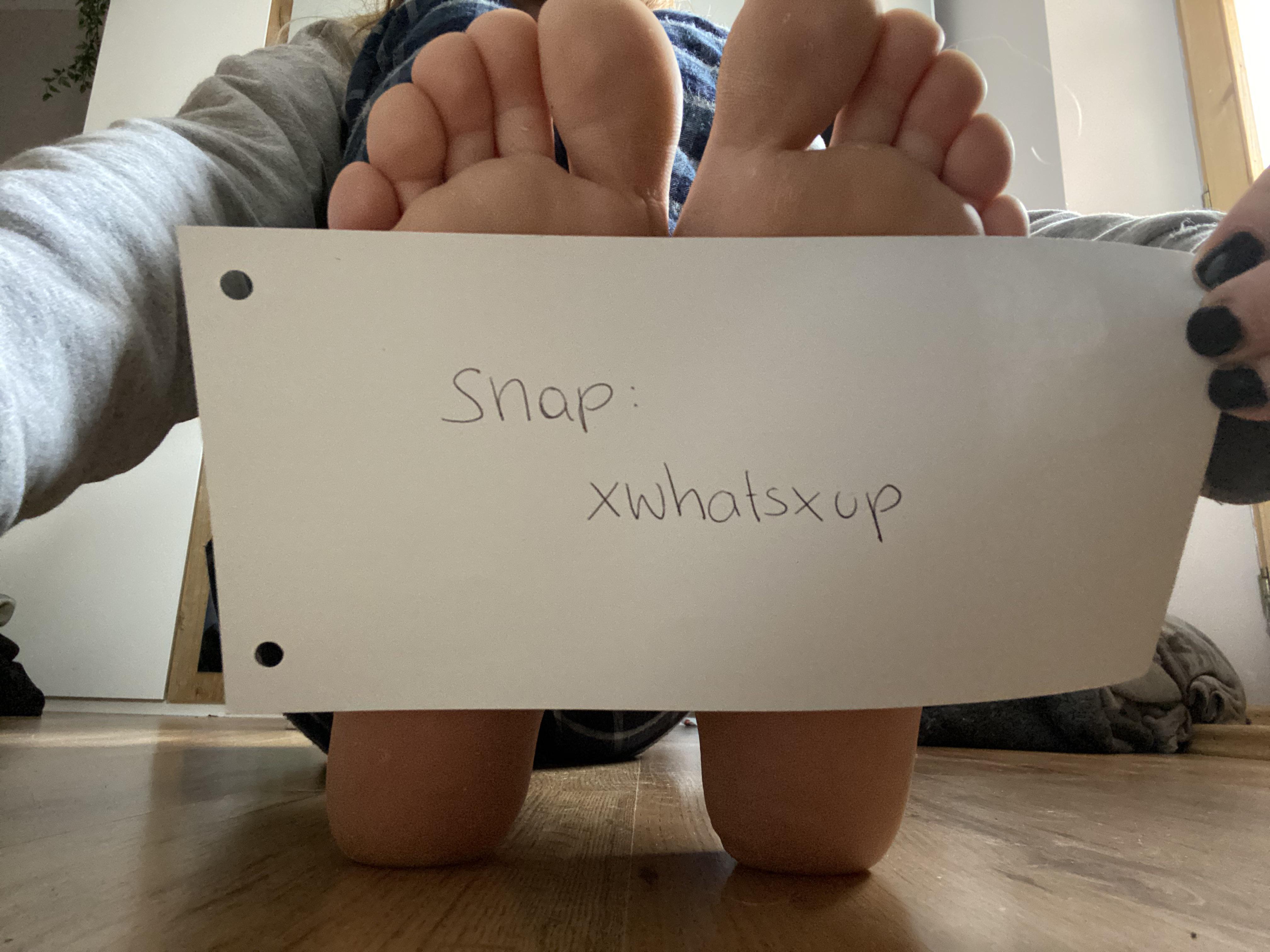 snap me for some feet pics | Scrolller