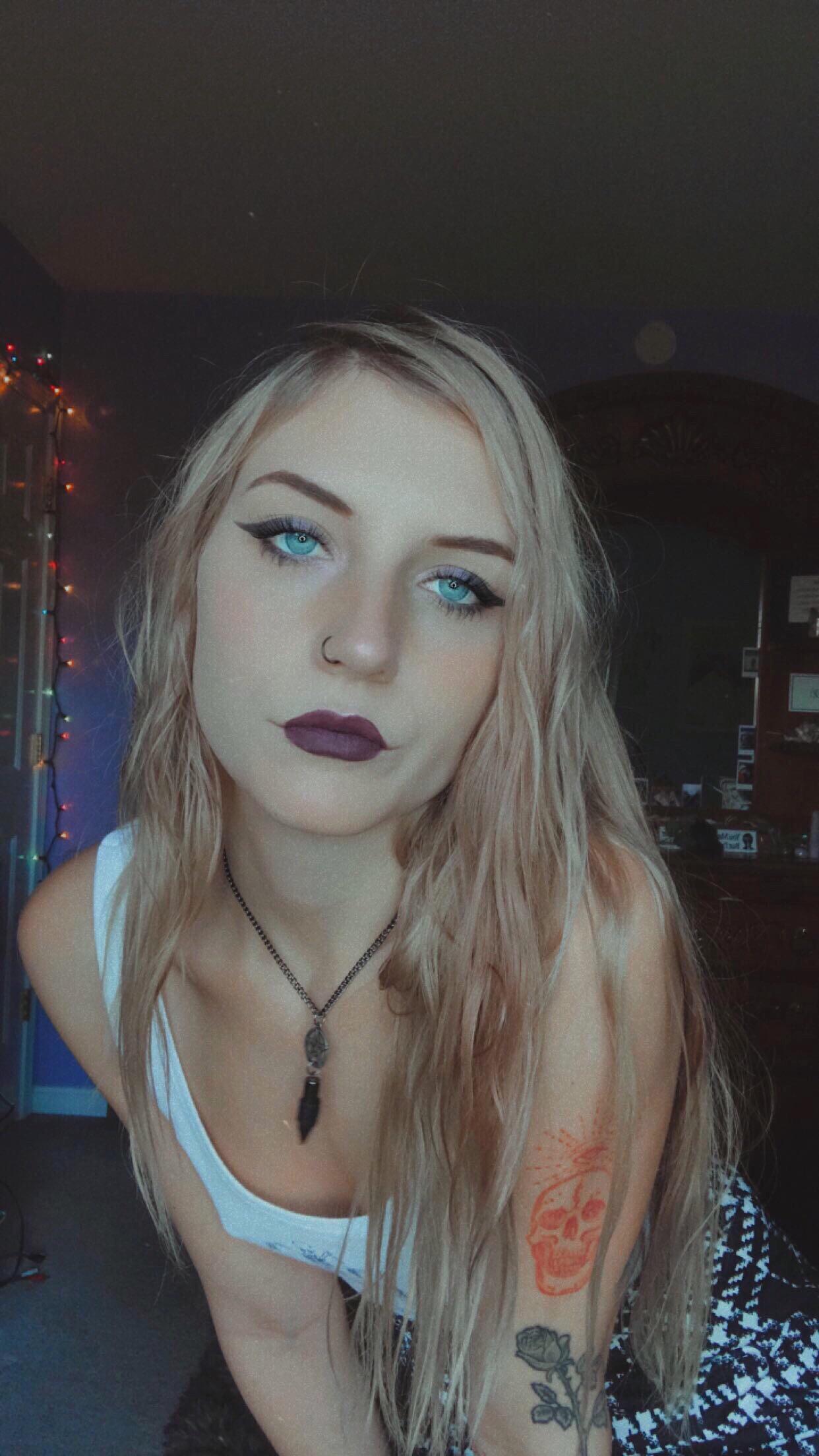 Snapchat selfie 🐣🖤 | Scrolller