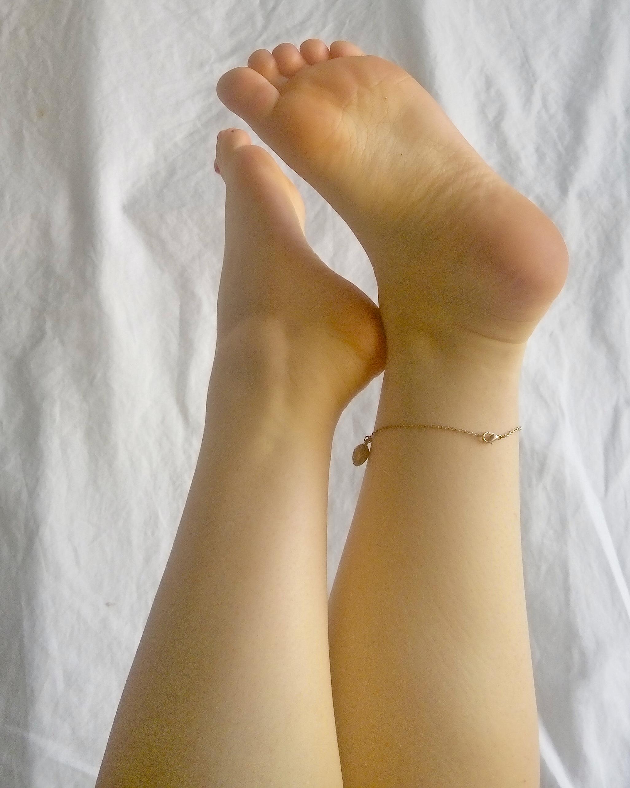 Some feets. | Scrolller