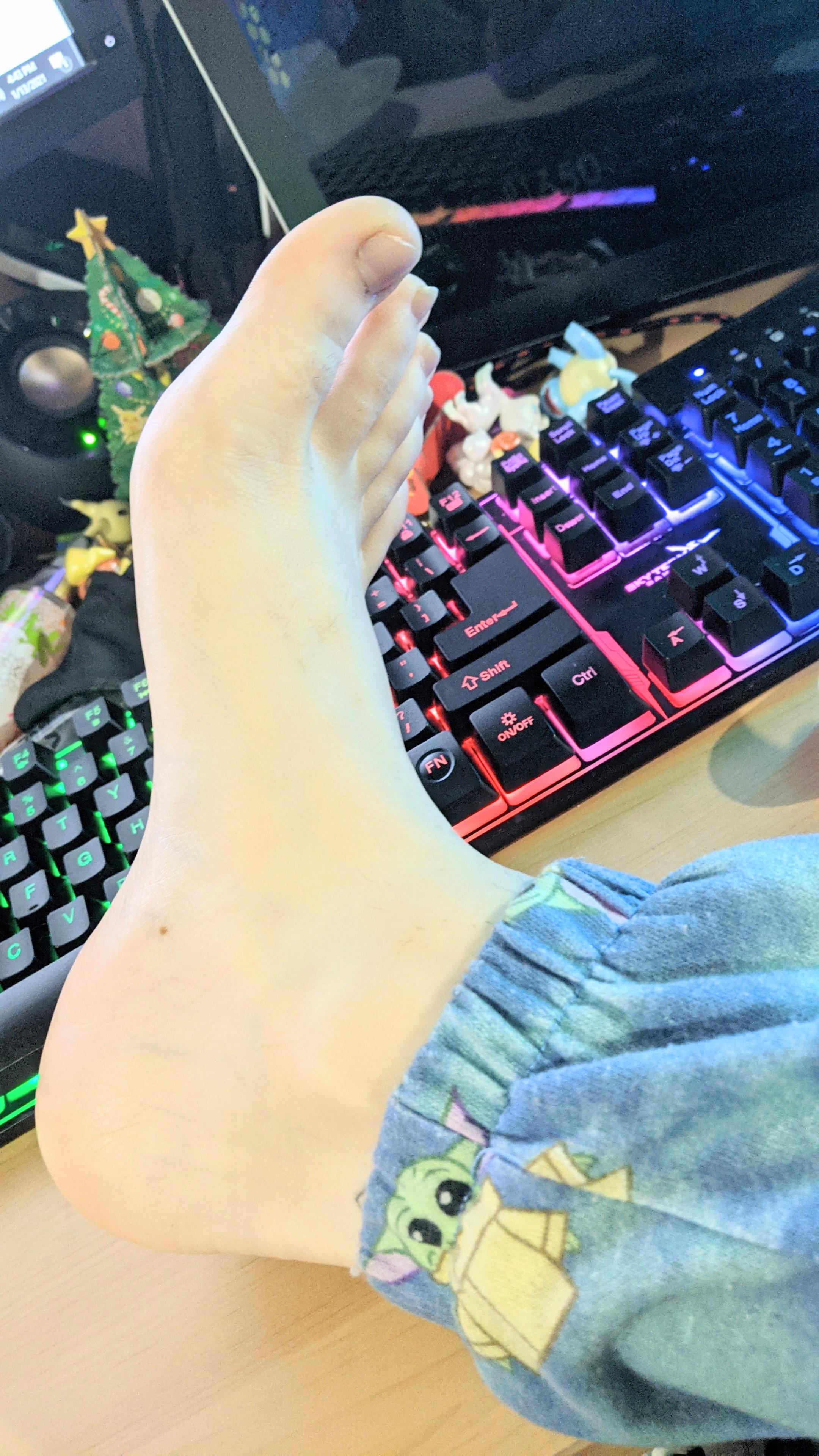 Some gamer girl feet | Scrolller