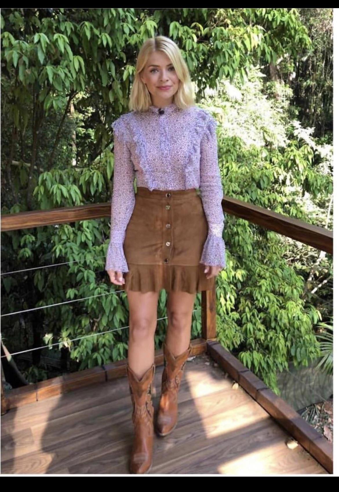 Someone help me cum to holly Willoughby please I’m soo horny for her ... Someone help me cum to holly Willoughby please I’m soo horny for her ...