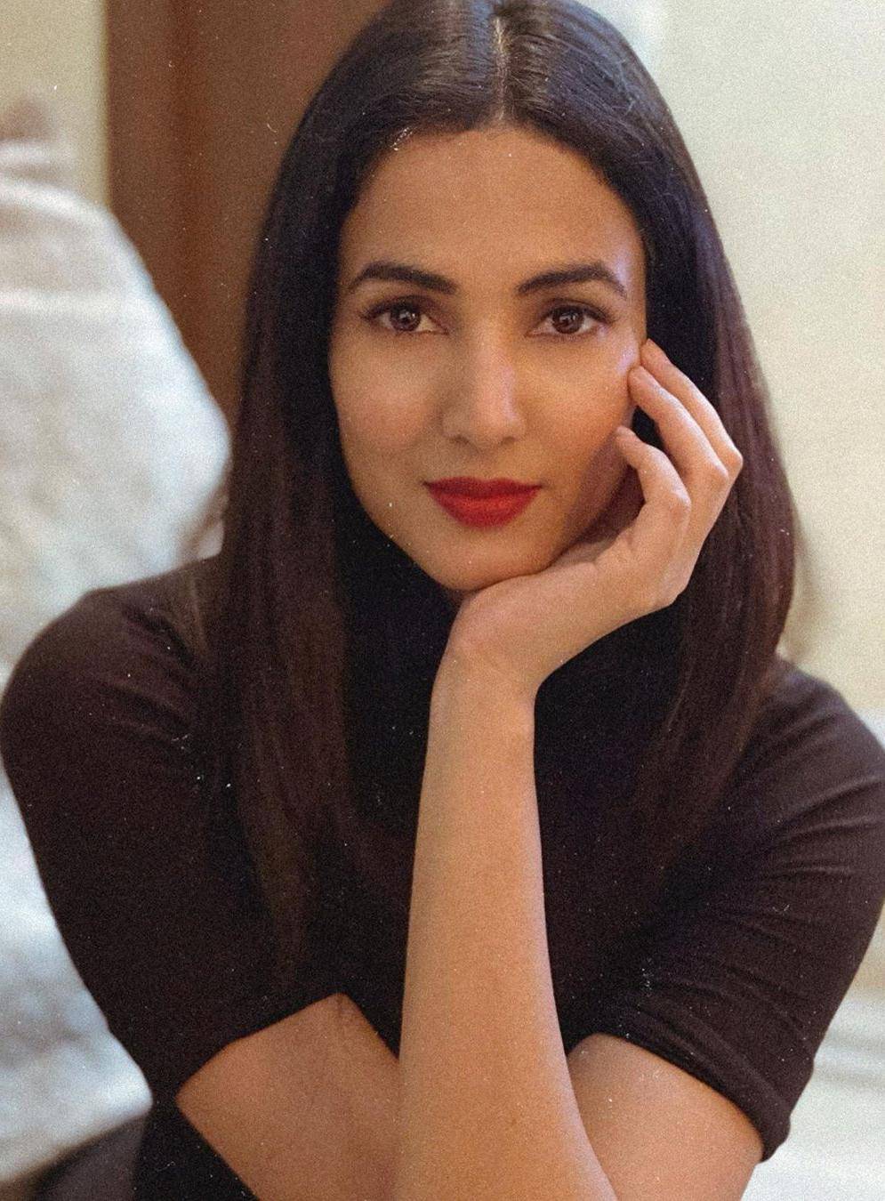 Sonal Chauhan Scrolller