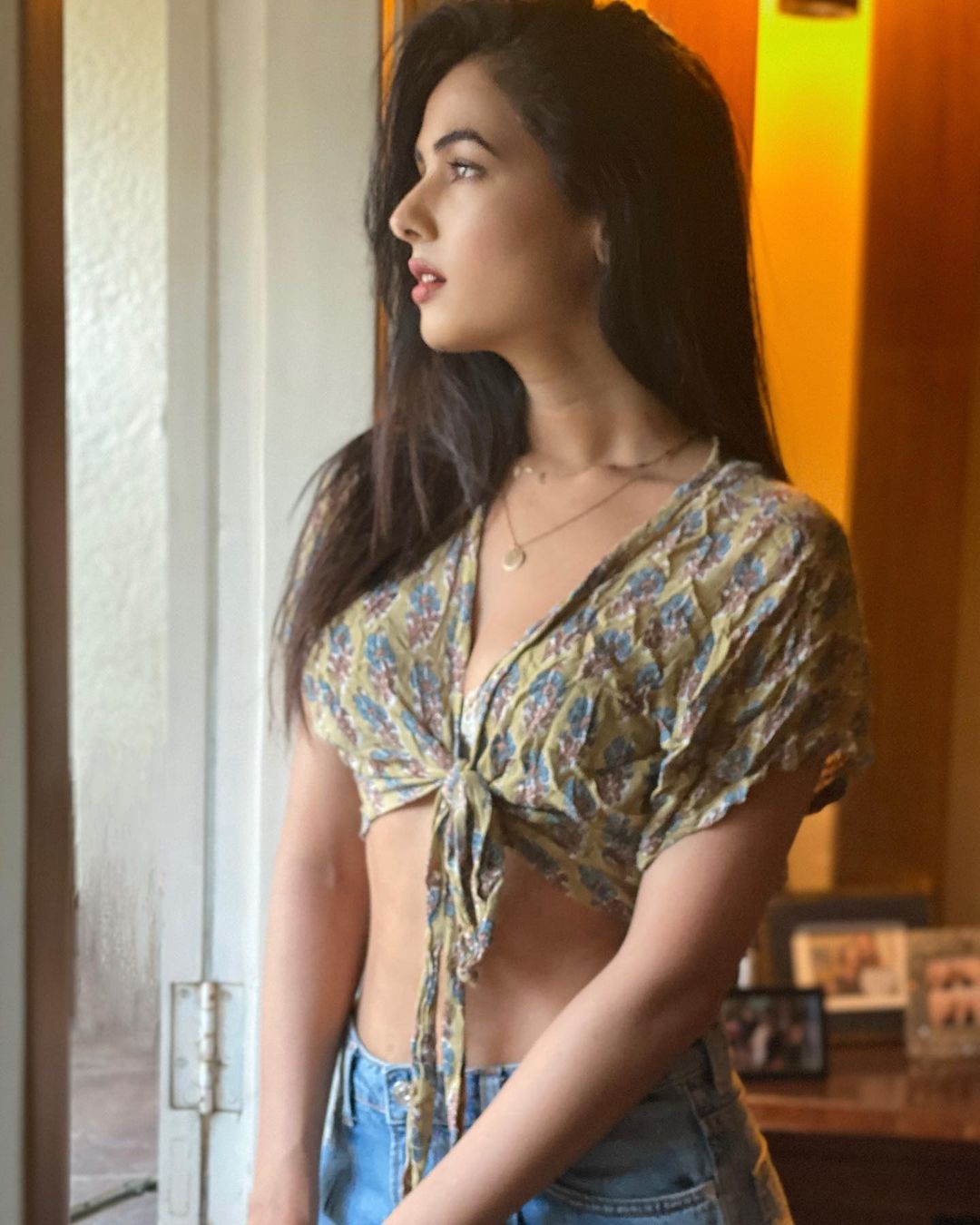 Sonal Chauhan looks tasty 👅 | Scrolller
