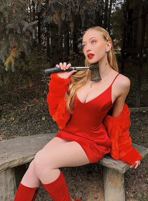 Sophia Diamond | Scrolller