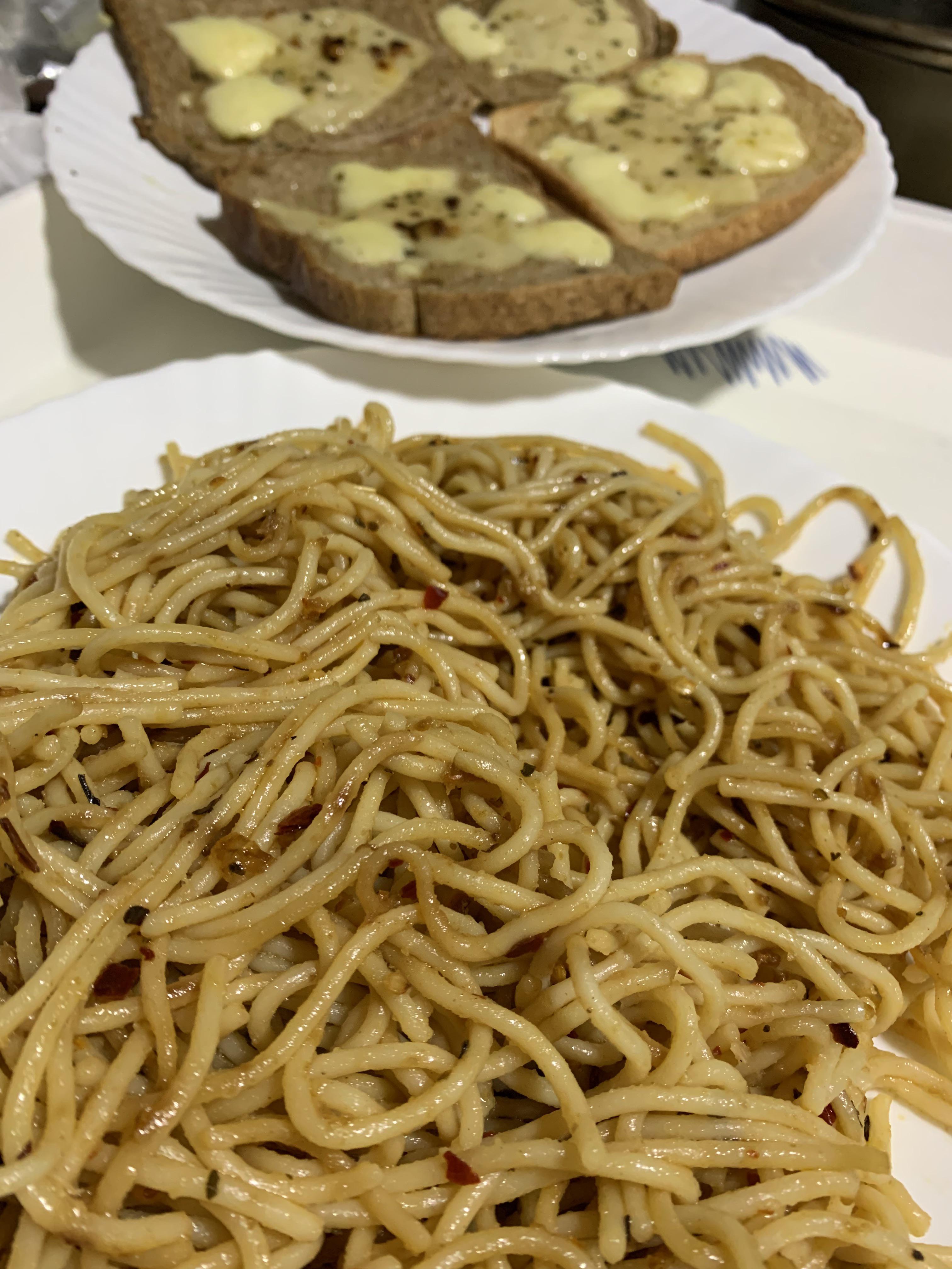 Spaghetti Aglio E Olio with cheesy garlic bread | Scrolller