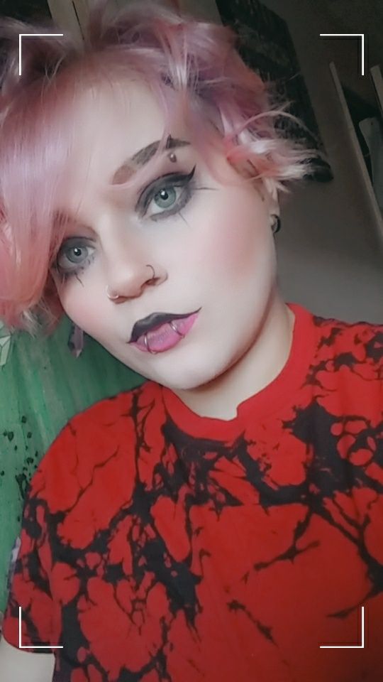 Split lip/ heavy liner/ dark eyeshadow | Scrolller