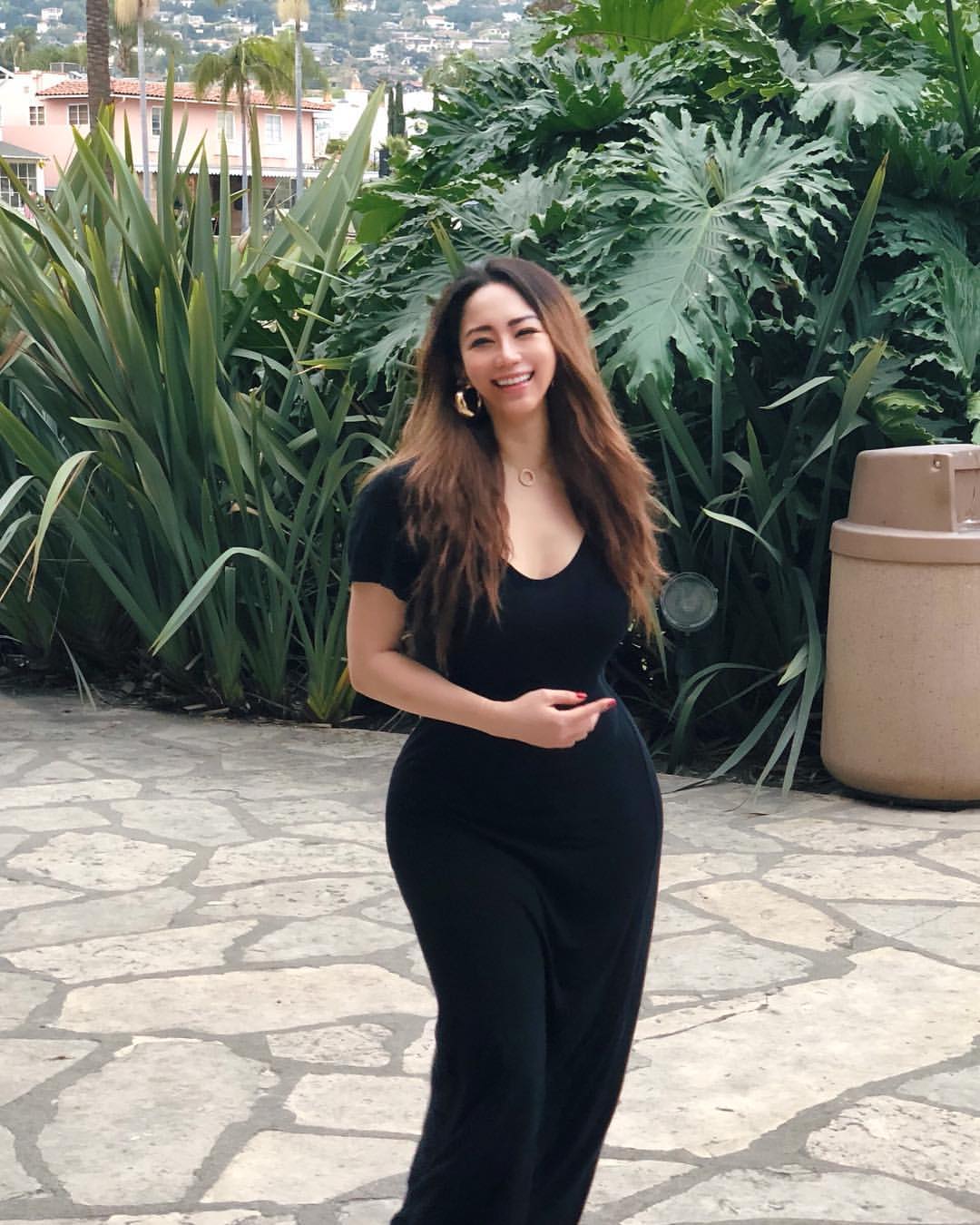 Standing pretty. | Scrolller