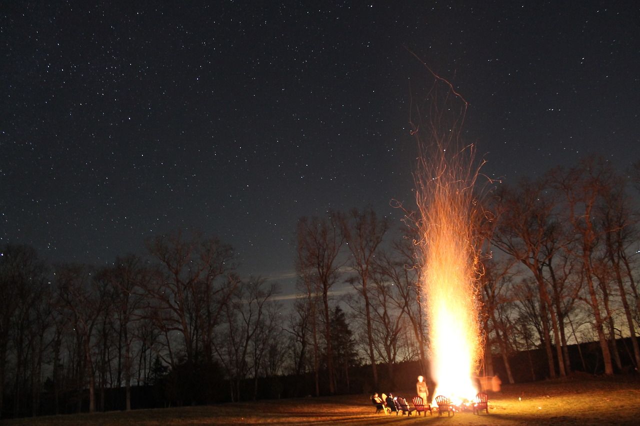 Stars and a Bonfire [1280 x 853] | Scrolller
