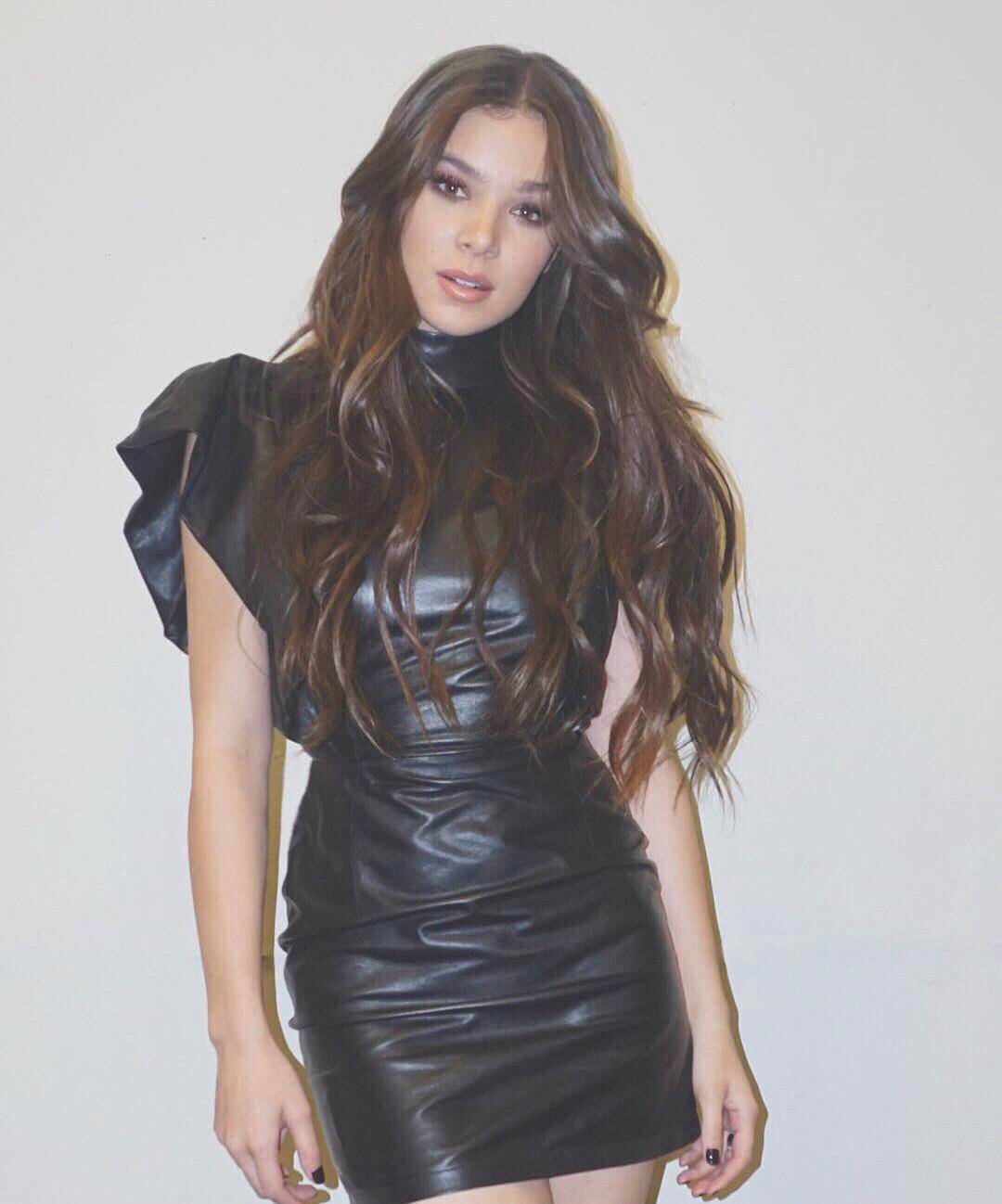 Start jerking for birthday girl Hailee Steinfeld | Scrolller