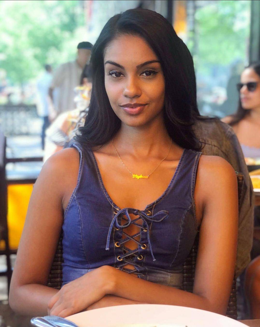 Stephanie | Scrolller