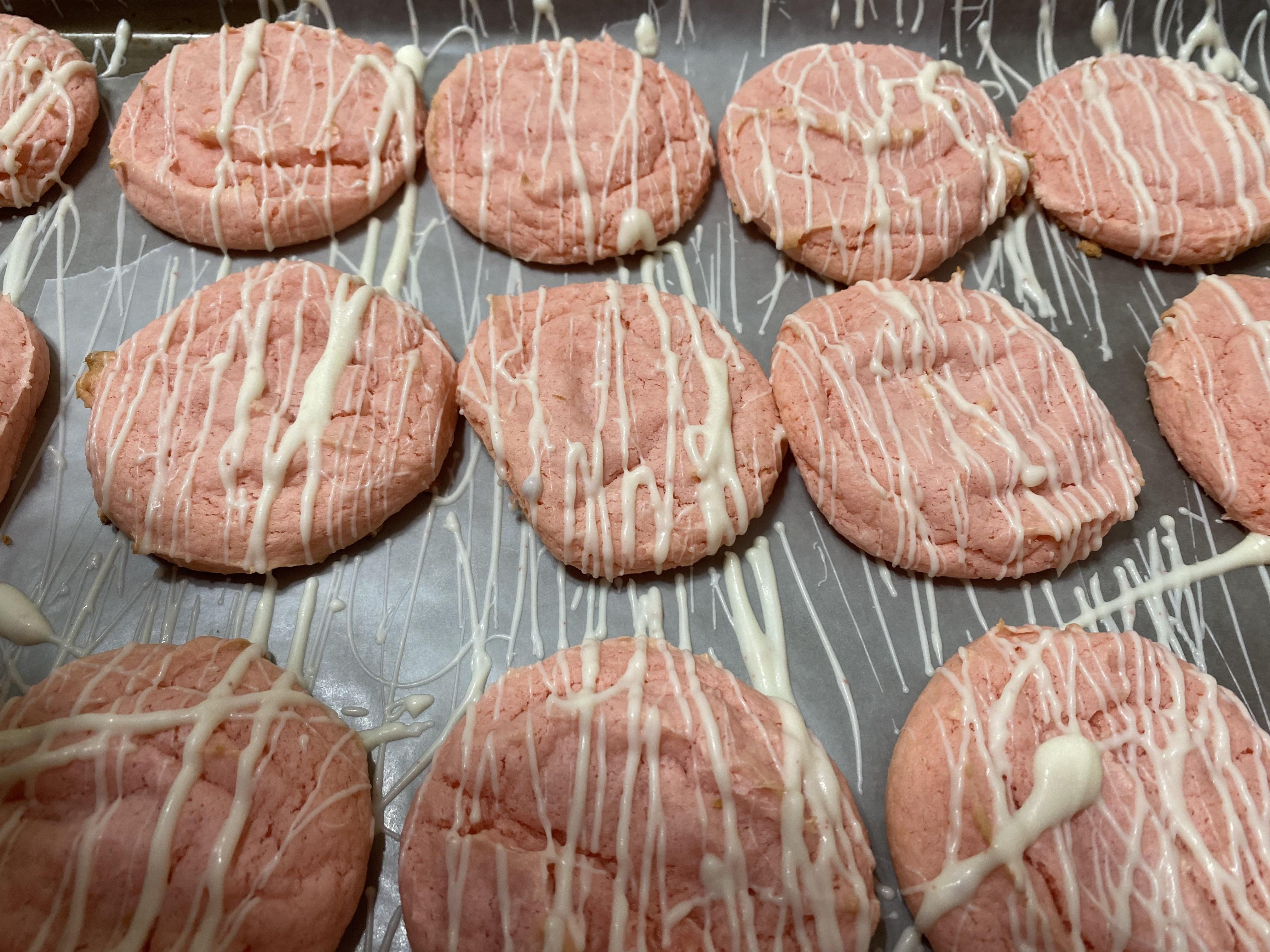 Strawberry Box Cake Cookies | Scrolller