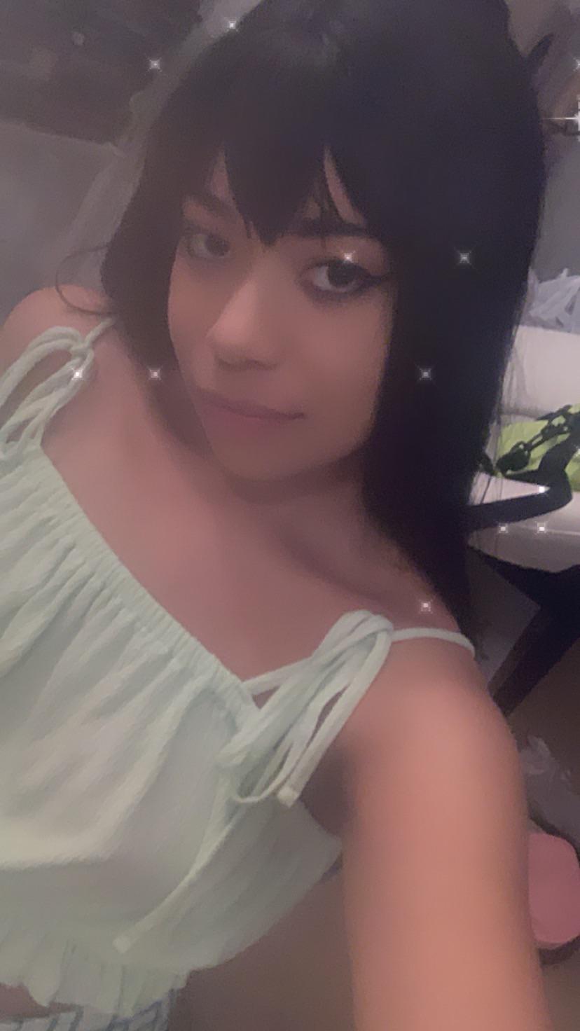 Strip tease videos available now in my DMs 💚 no bra at the club last night | Scrolller