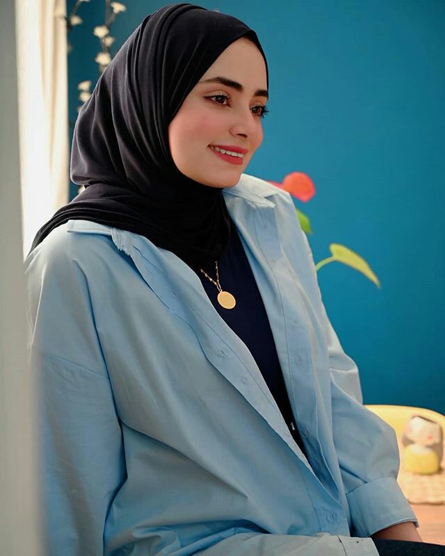 Stunning hijabi | Scrolller