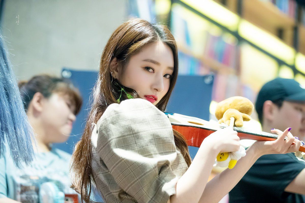 SuA Being Extra | Scrolller