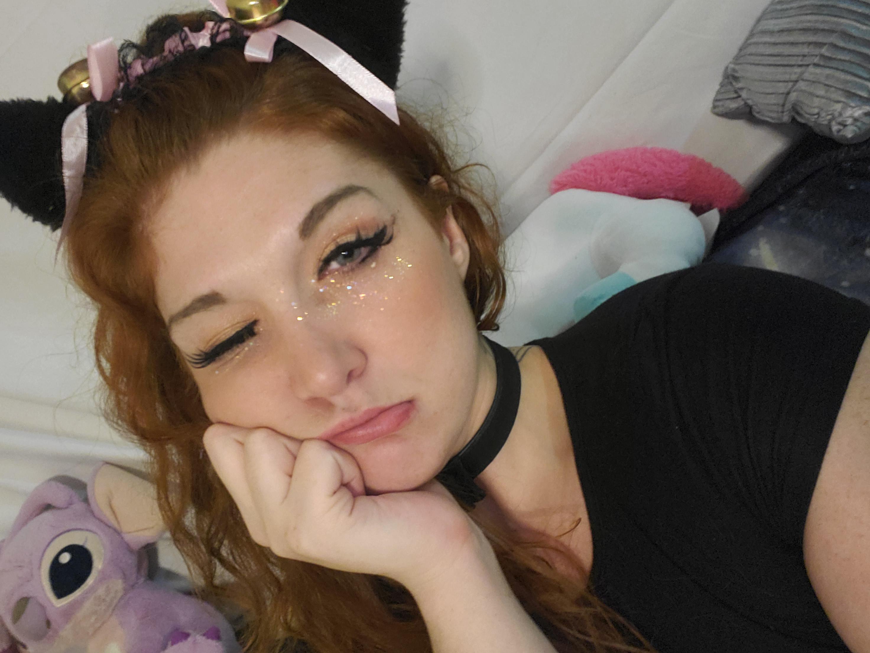 Such a busy sleepy kitten. | Scrolller