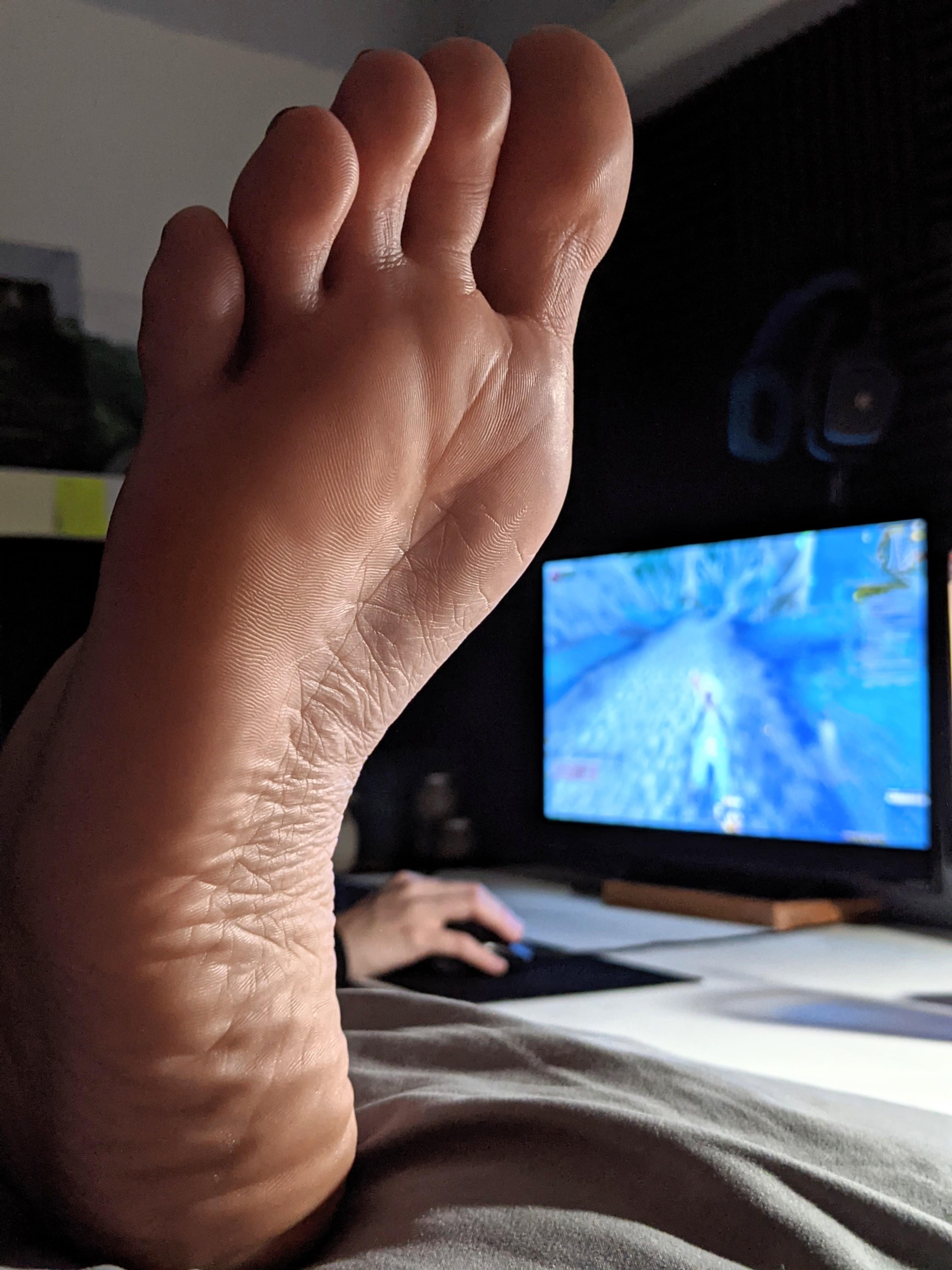 I'll continue to play while you worship my feet 😋 | Scrolller