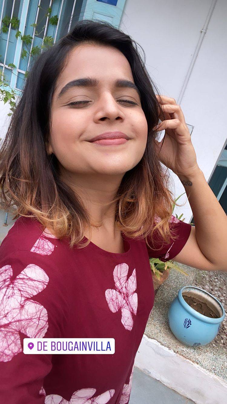 Suhani Shah In Her Favourite Pose Scrolller