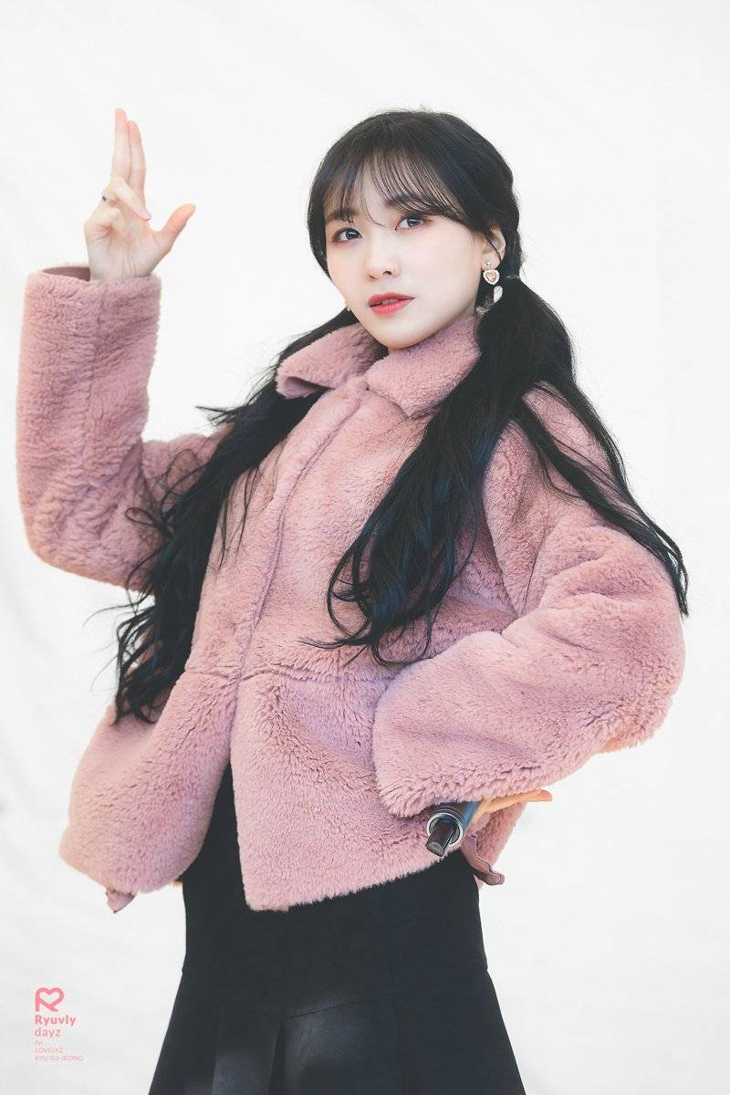 Sujeong's fluffy pink jacket | Scrolller